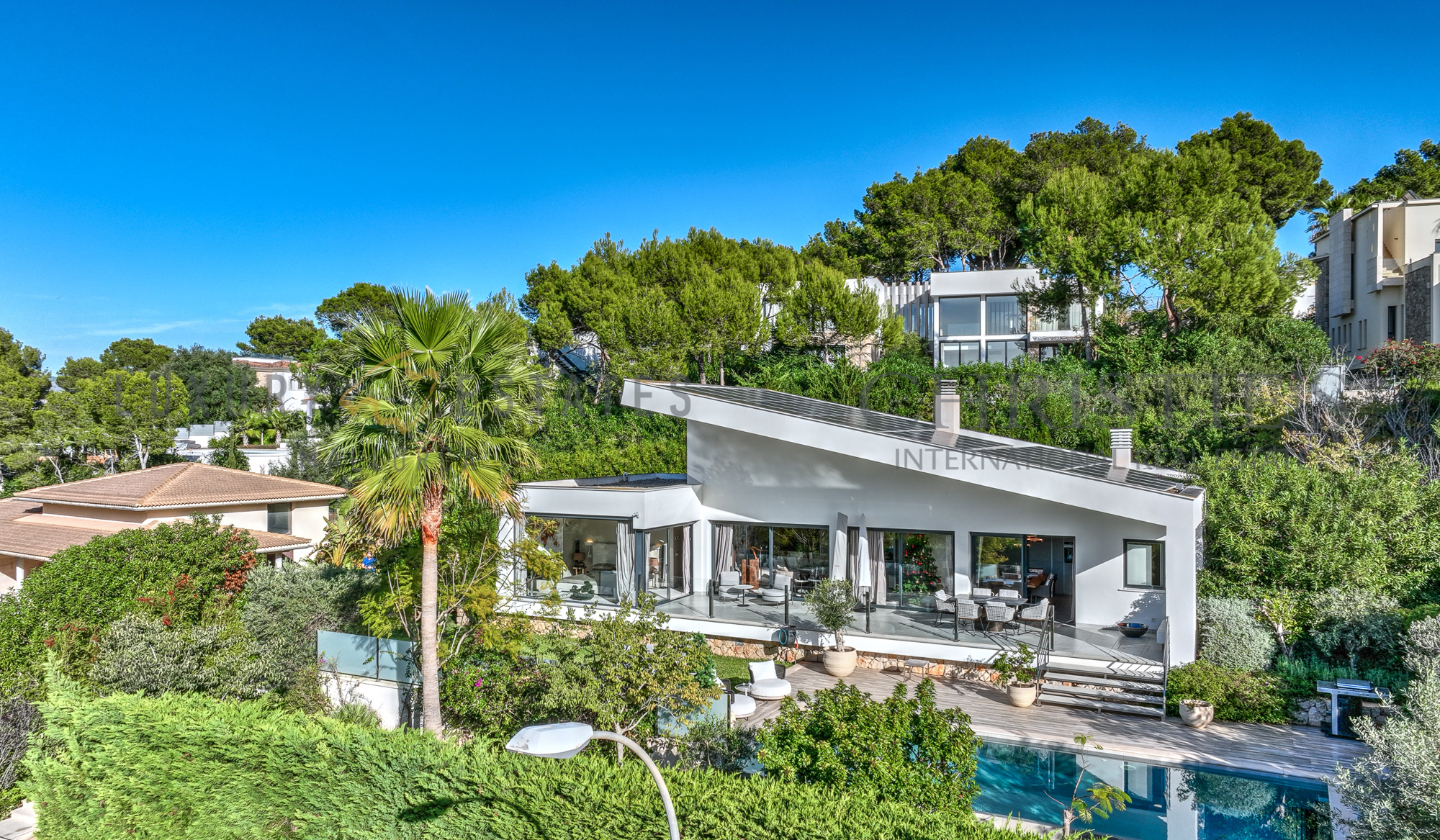 Moderne villa i Cala Vinyas med pool og have